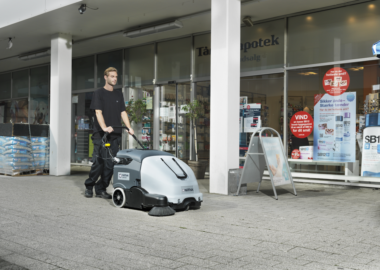 NILFISK SW900 Walk Behind Battery Sweeper