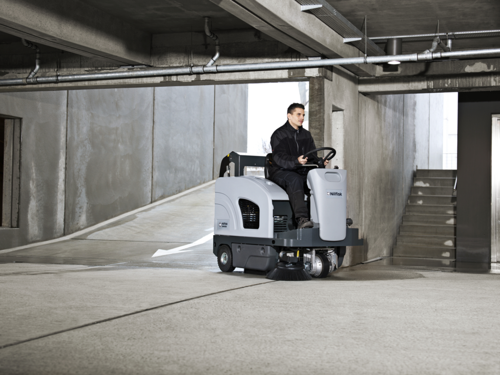 NILFISK SW4000 B MID SIZED RIDE ON SWEEPER
