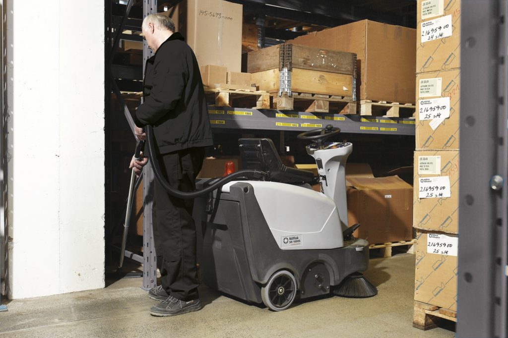 NILFISK SR1000S MID SIZED RIDE ON SWEEPER