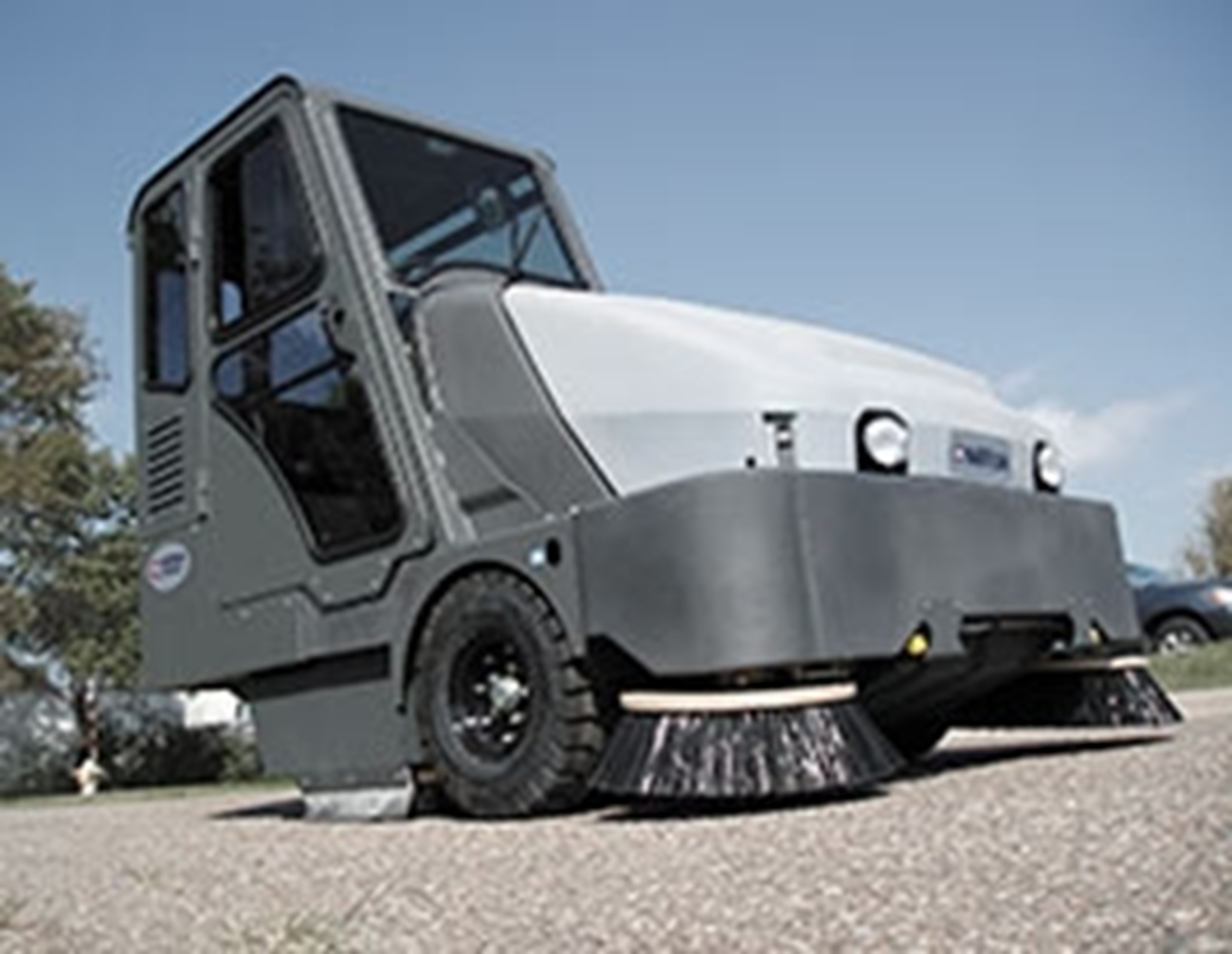 NILFISK SW8000 LPG LARGE RIDE ON SWEEPER