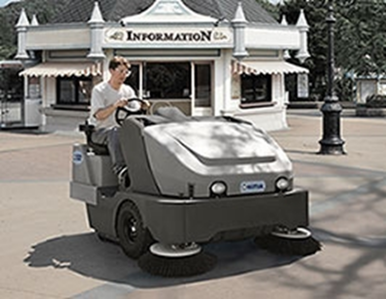 NILFISK SW8000 LPG LARGE RIDE ON SWEEPER