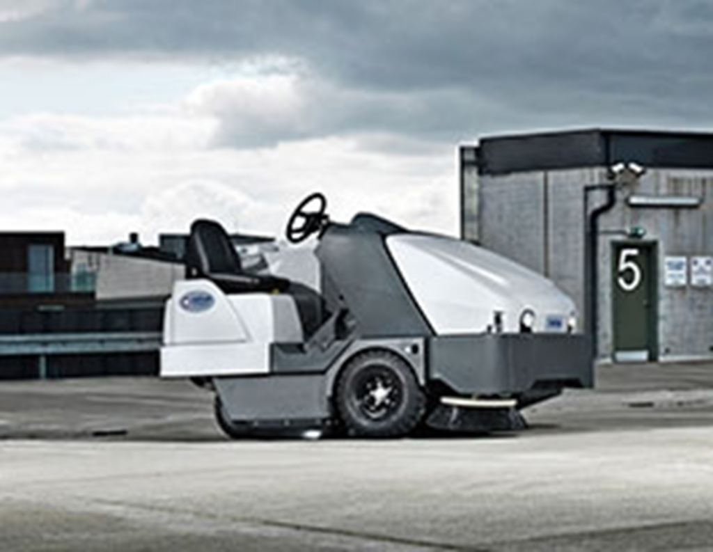 NILFISK SW8000 DIESEL LARGE RIDE ON SWEEPER